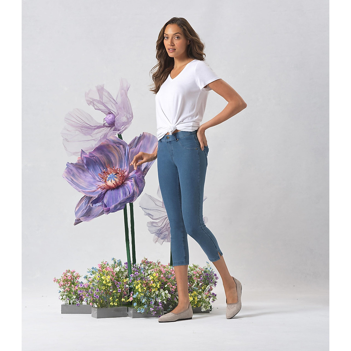 HUE Women's Ankle Slit Essential Denim Capri, Medium Wash, Large