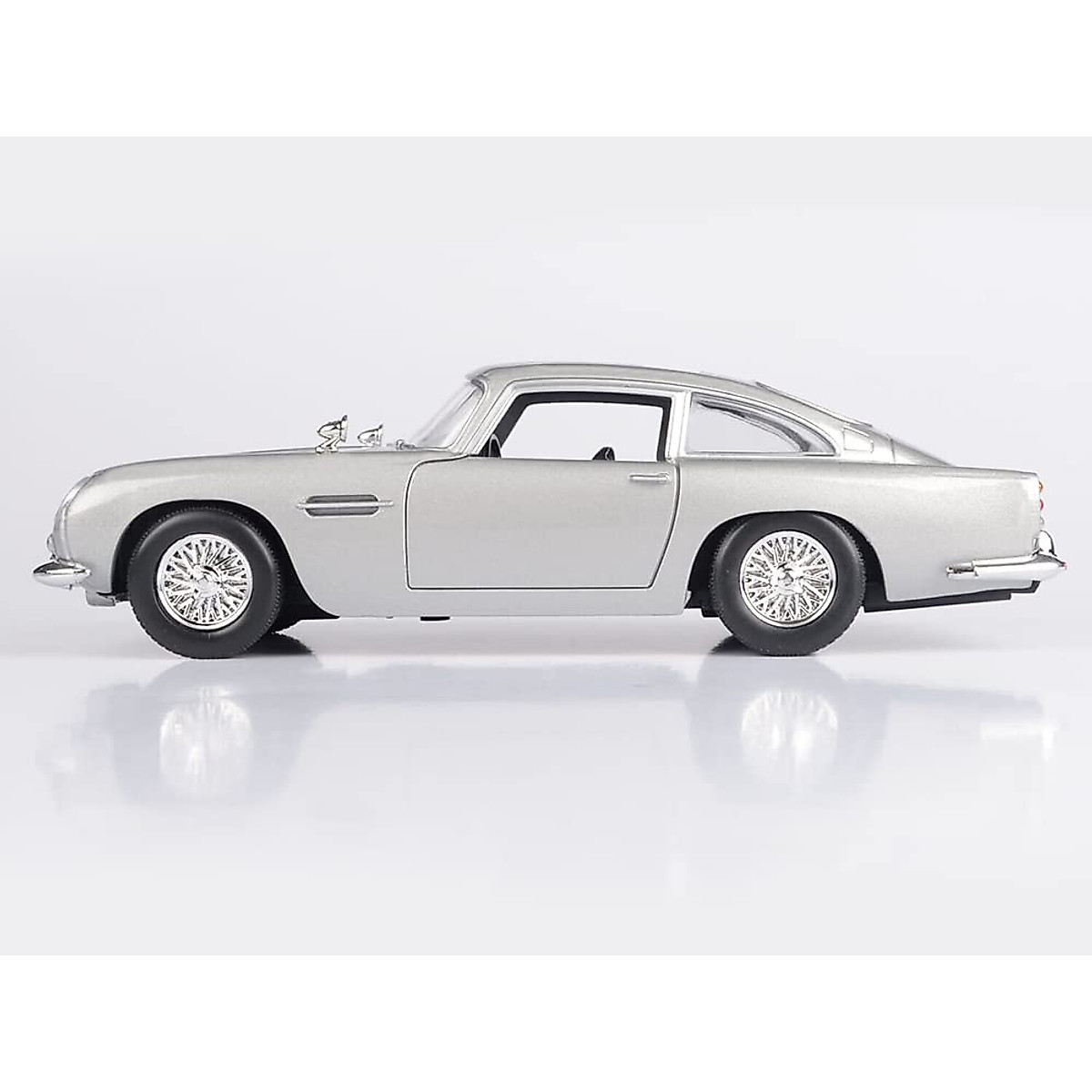 DB5 RHD (Right Hand Drive) Silver Metallic 007 "Goldfinger (1964) Movie 1/24 Diecast Model Car by Motormax 79857