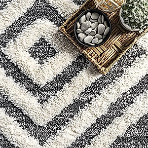 nuLOOM Saveah High Low Soft Shaggy Moroccan Diamond Tassel Area Rug, 4x6, Grey