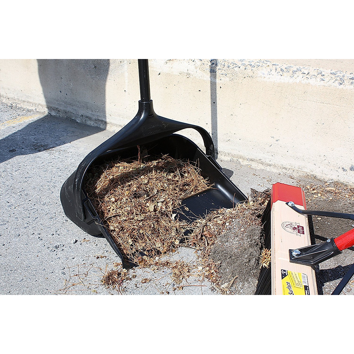 Rubbermaid Commercial Products Executive Series Lobby Pro Upright Dust Pan, Long-Handle, Black, for Professional/Janitorial Cleaners and Debris Collection from Indoor Floors/Hardwoods