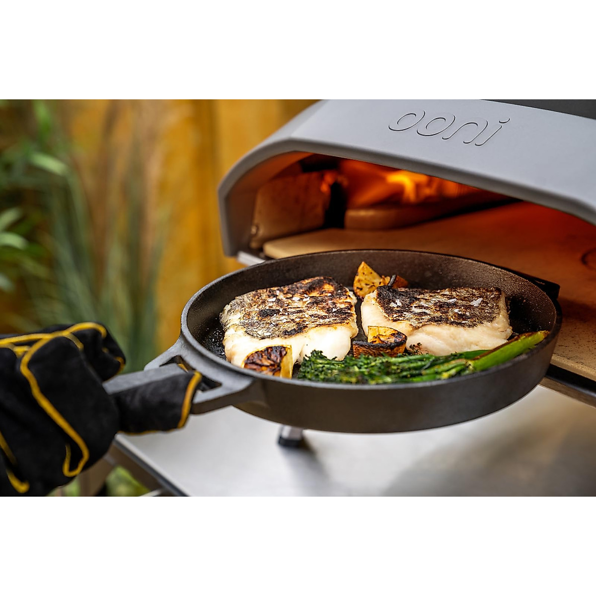 Ooni Cast Iron Skillet Pan - 9" Round Cast Iron Skillet with Removable Handle and Sainless Steel Trivet, Cast Iron Frying Pan, Pre-Seasoned Non-Stick Oven Safe Cookware, Pizza Oven and BBQ Accessories