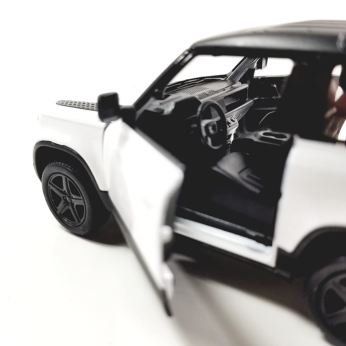 Kinsmart Land Rover Defender 90 Eggshell White 136 Scale Diecast SUV,SMALL