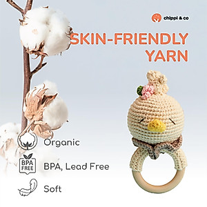 Chippi & Co Wooden Crochet Baby Rattle, Crochet Toys Stuffed Animals Easter Gifts for Kids, Newborn Toys, Unique Easter Basket Stuffers, Basket Filler, Cute Baby Shower Decor (Dora The Chicken)
