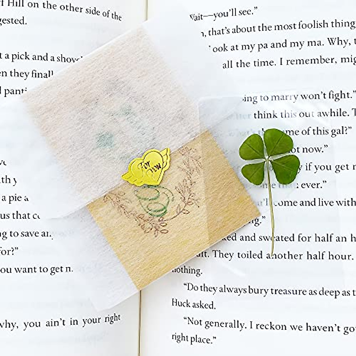 ARTMART Genuine Real Four-Leaf Green Clover St. Saint Patric's Day Bookmarks Irish Shamrock Good Luck Charm for Smartphone Wallet Case Amulet Purse Coating Gift Thanks Card M
