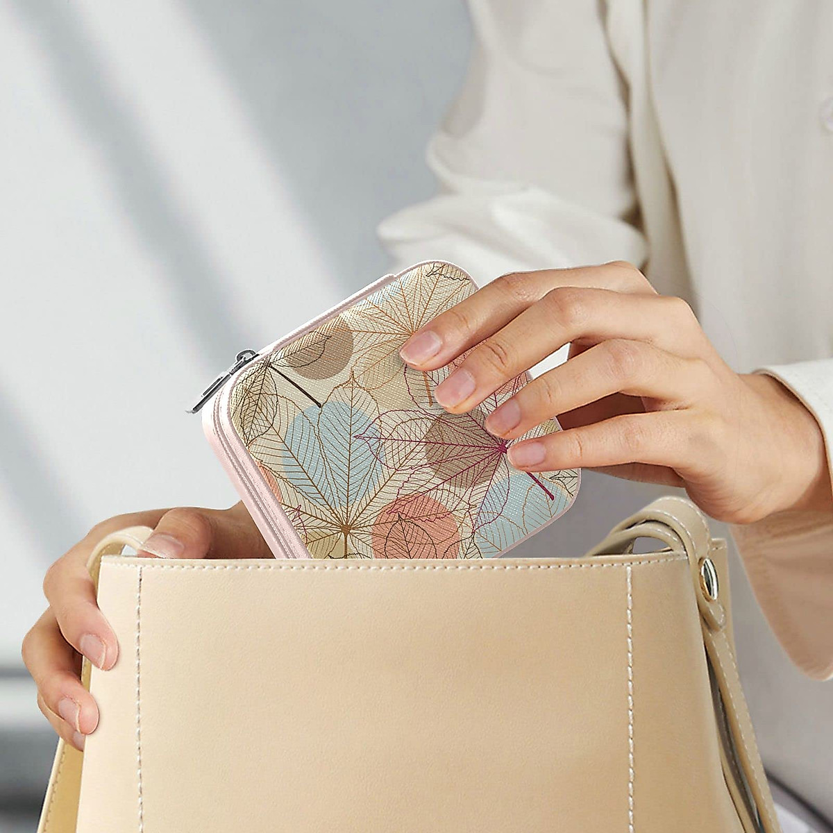 linqin Travel Jewelry Box Organizer Maple Leaves Portable Jewelry Storage Box Case for Earring Rings Necklace Bracelets Accessories Gifts for Women Gis Wife Daughter