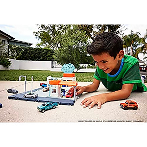 Matchbox Toy Car Playset, Action Drivers Super Clean Car Wash with 1 Chevrolet Corvette in 1:64 Scale, Lights & Sounds, Connects to Other Sets