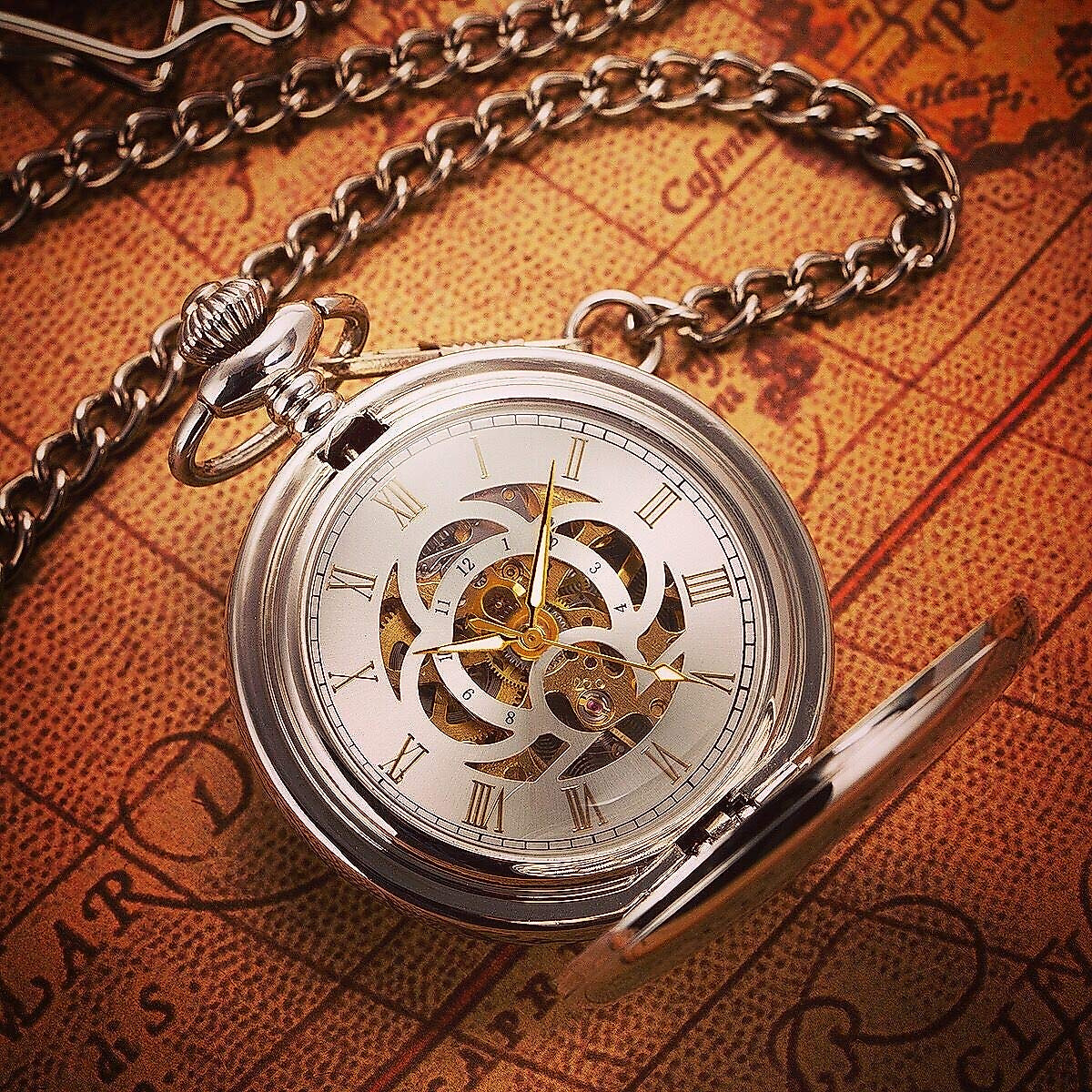 ManChDa Silver Pocket Watch for Men Son Pocket Watch Mechanical Pocket Watch with Chain Retro Smooth Classic Handwind Pocket Watch Roman Numerals Pocket Watch for Women