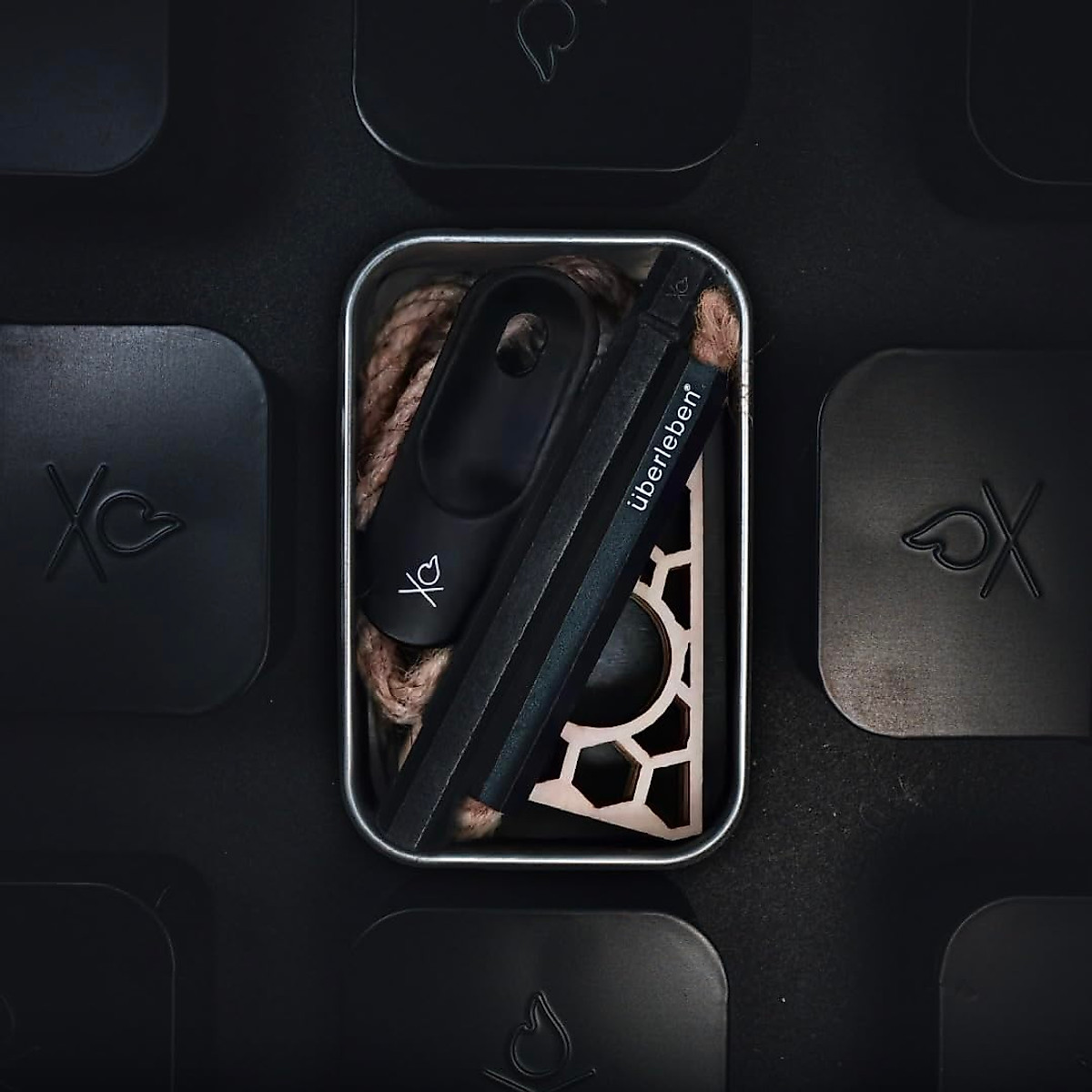 Überleben FIREKIT Survival Fire Starter Kit - All-in-One Fire Starting Kit w/Ferro Rod, Striker, Tinder Wick & Bellow, & Dry Kindling for Camping