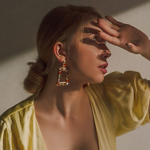 Tondiamo 300 Pieces Ear Lobe Support Ear Patches Earring Protectors Clip on Earring Pads Heavy Earrings Stabilizers Invisible Earring Lift Patches for Long Time Wearing Earrings