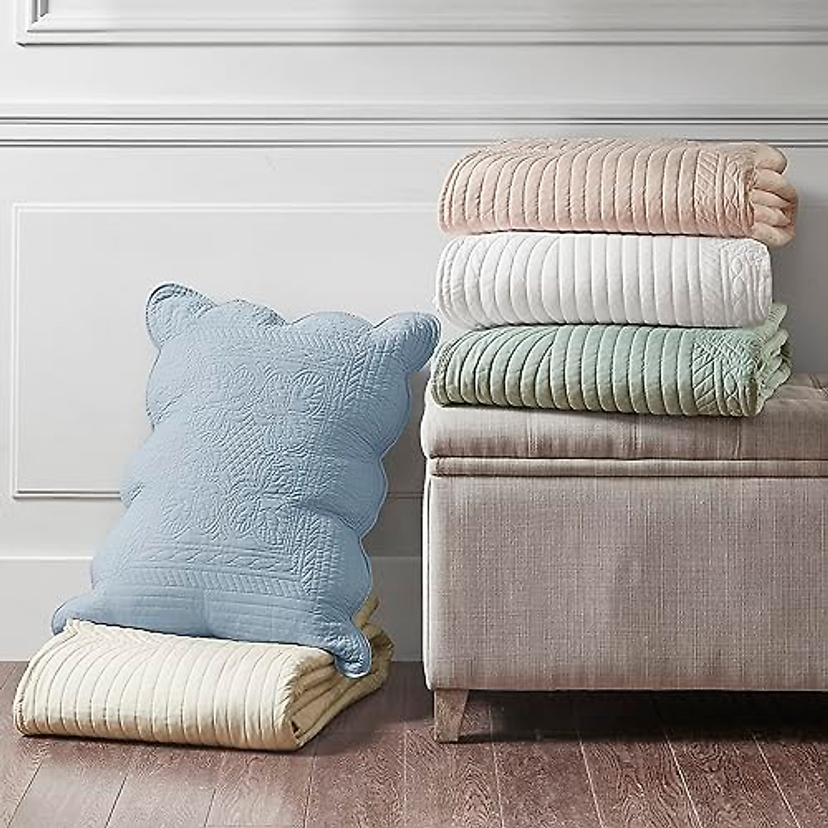 Madison Park Tuscany Quilt Set-Casual Damask Medallion Stitching Design Lightweight Coverlet Bedspread Bedding, Shams, Full/Queen (90 in x 90 in), Medallion Cream 3 Piece