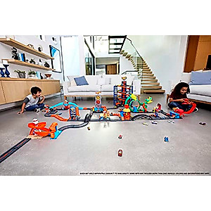 Hot Wheels Toy Car Track Set City Track Pack, 10 Component Parts, 1:64 Scale Vehicle
