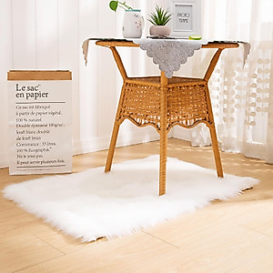 DSHXL Faux Sheepskin Fur Fuzzy Furry Rugs, 2x3 Ft Rectangle Small White Furry Rugs, Bedside Fluffy Area Rug Fur Rugs for Bedroom, Living Room, Dorm Room, Photography