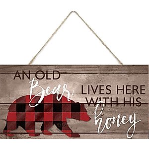 POWERMAZ an Old Bear Lives Here with His Honey Wooden Plank Sign Plaque Home Decor Art Gifts 5 x 10 Inches(BW747)