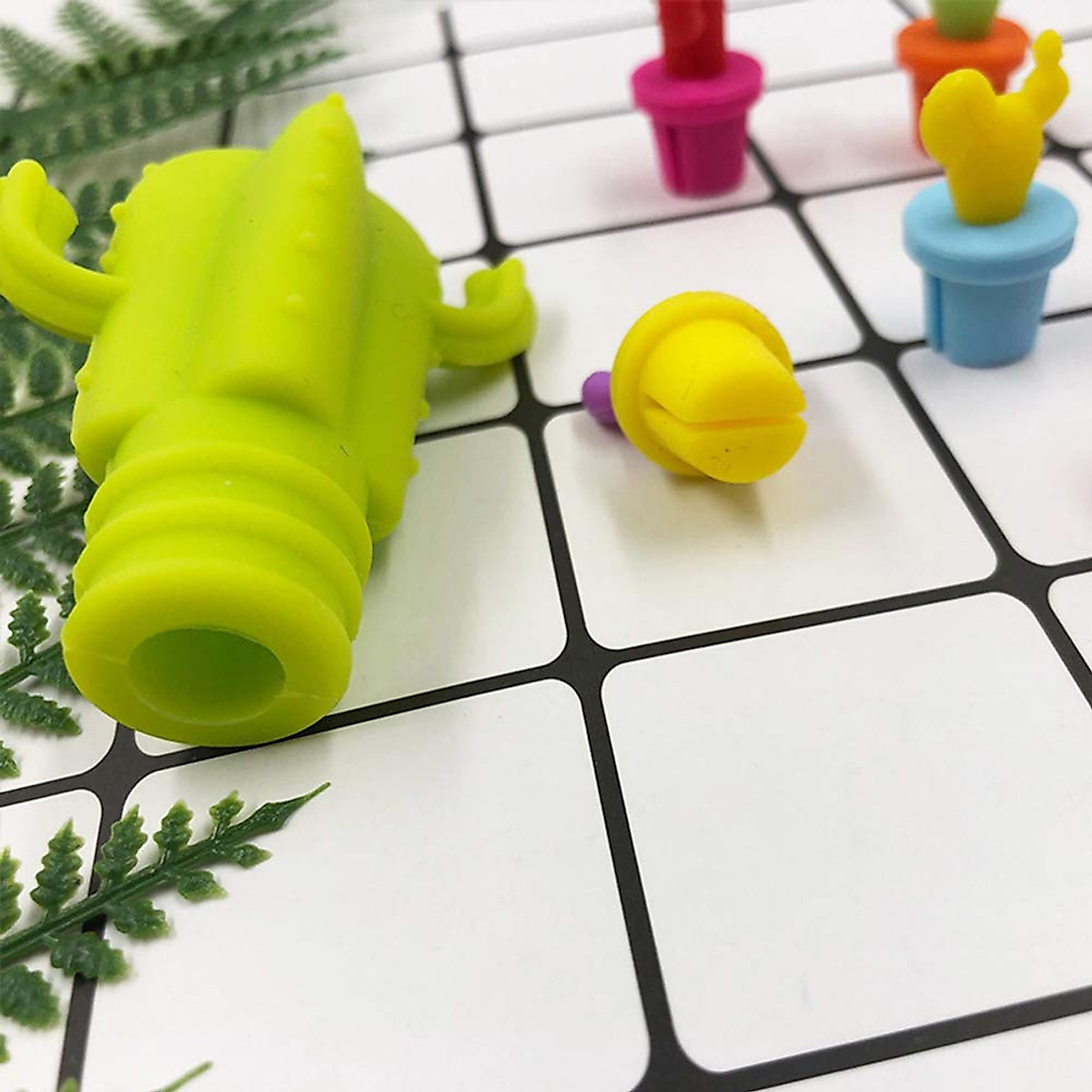 DOITOOL Wine Glass Charms Markers, 7 Pcs Silicone Wine Bottle Stopper Cactus Shaped Champagne Stopper Food Grade Beverage Closures Bar Preservation Tool Random Color