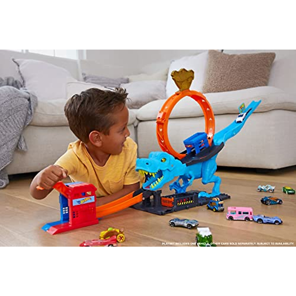 Hot Wheels Toy Car Track Set City T-Rex Chomp Down with 1:64 Scale Car, Knock Out the Giant Dinosaur with Stunts