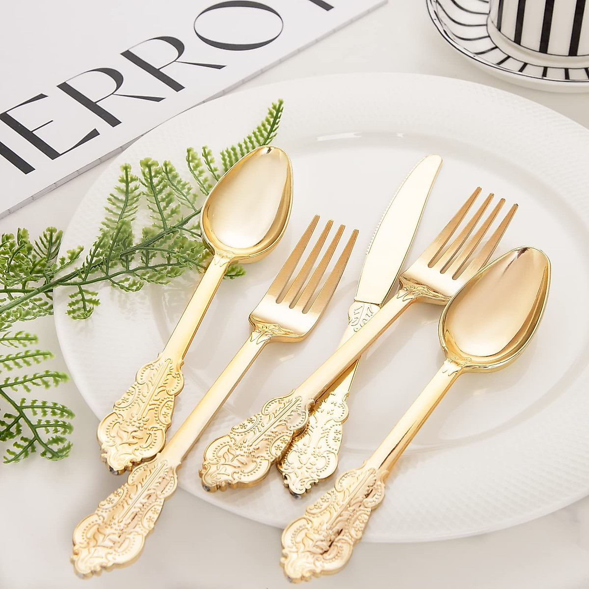 I00000 30 Guest Pre Rolled Napkins with Gold Plastic Silverware, Premium Disposable Cutlery Set Includes: 30 Forks, 30 Knives, 30 Spoons, 30 Napkins