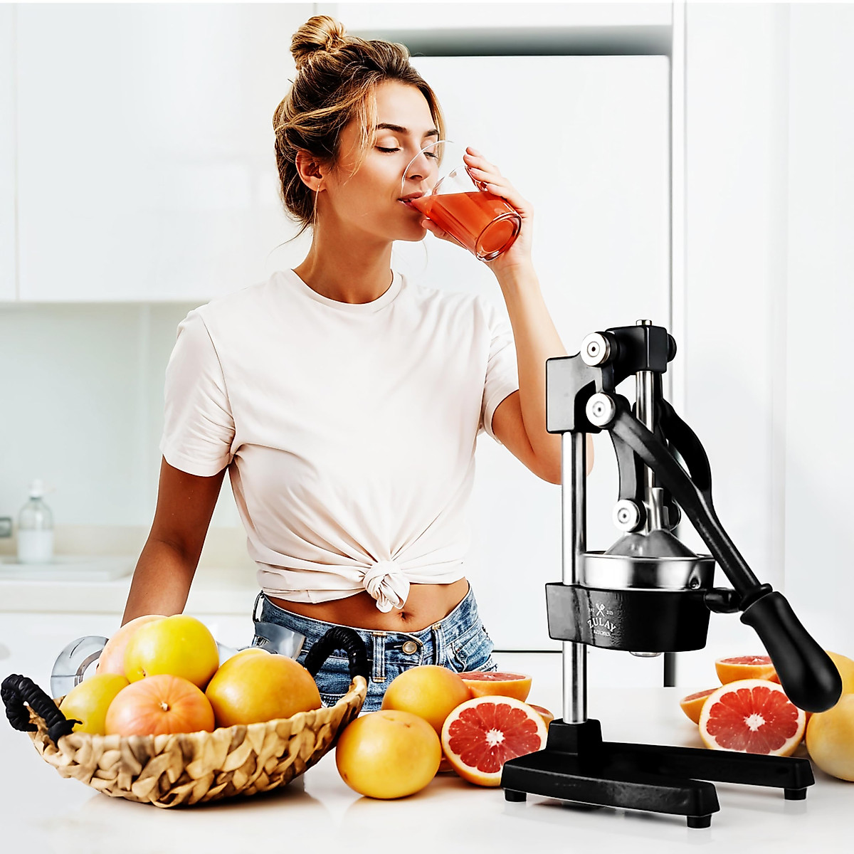 Zulay Professional Citrus Juicer - Manual Citrus Press and Orange Squeezer - Metal Lemon Squeezer - Premium Quality Heavy Duty Manual Orange Juicer and Lime Squeezer Press Stand, Black
