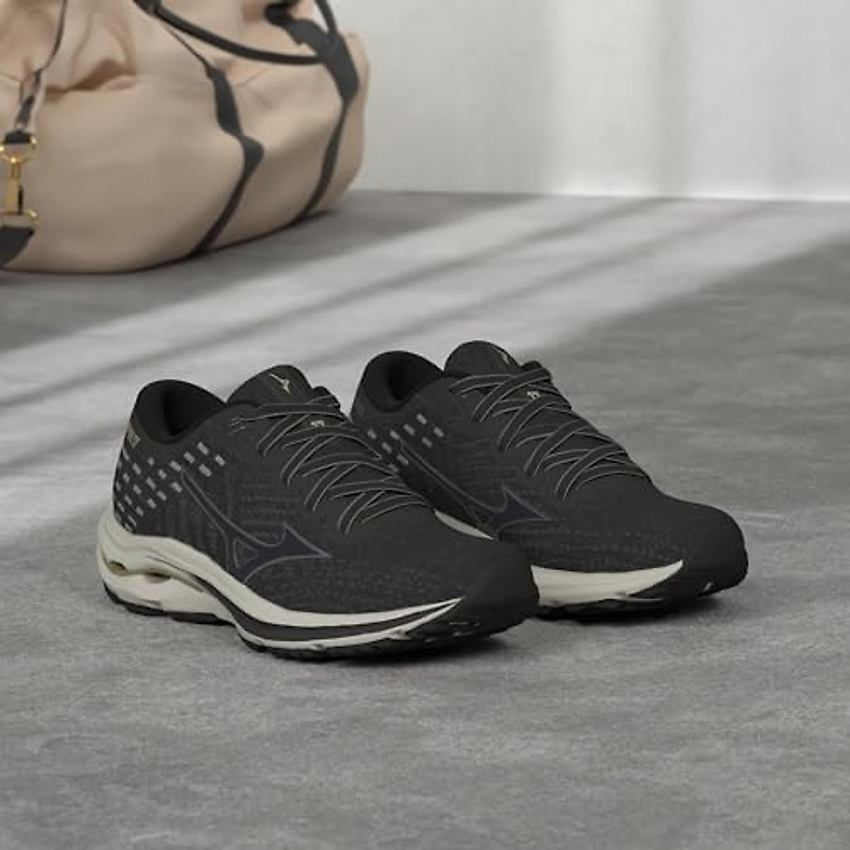 Mizuno Women's Wave Inspire 17 Running Shoe, Black-Platinum, 8