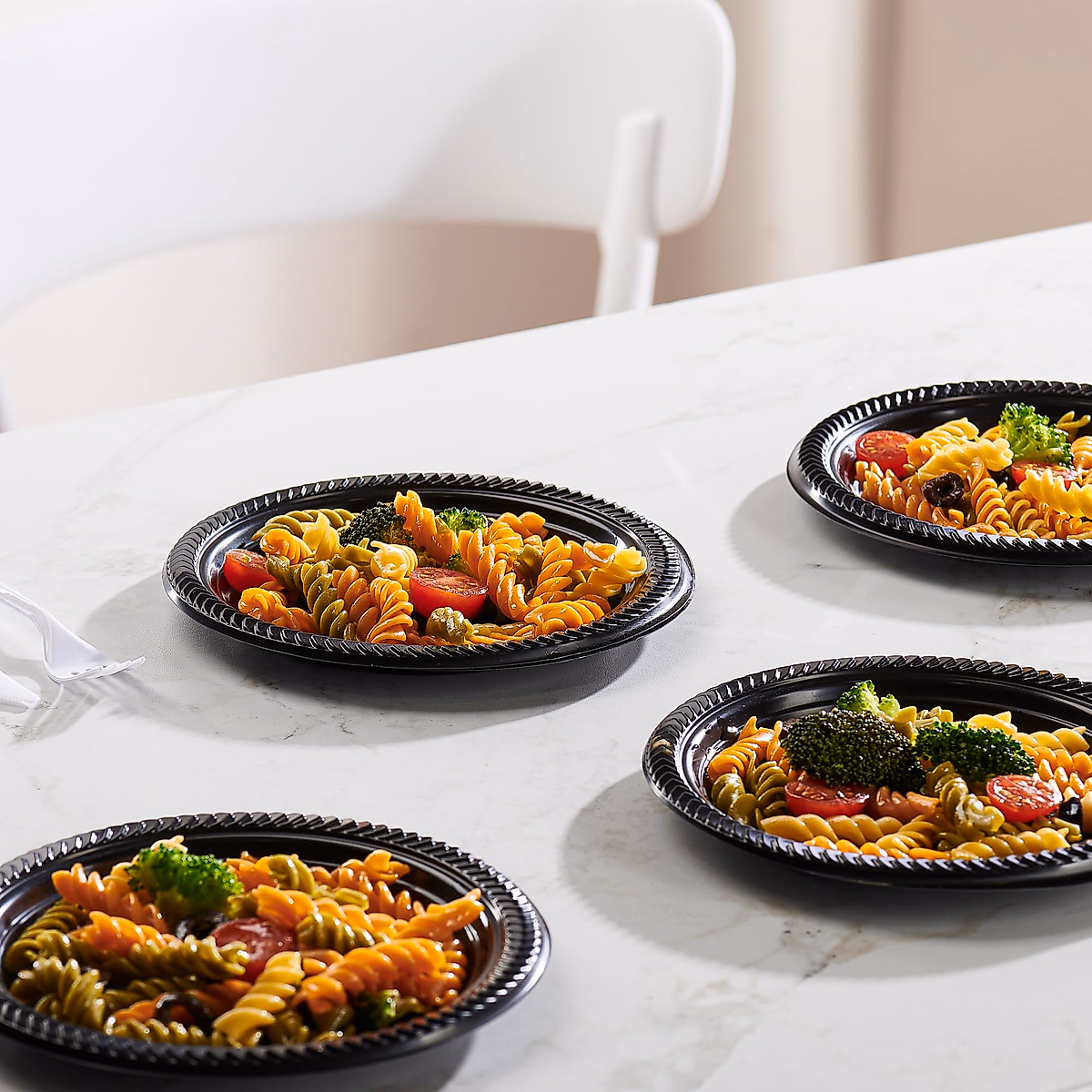 PLASTICPRO 100 PCS Black Plastic Plates Light Weight 7 Inch Plastic Dinner Dessert Appetizer Plates Black Plates Disposable for Party and Wedding