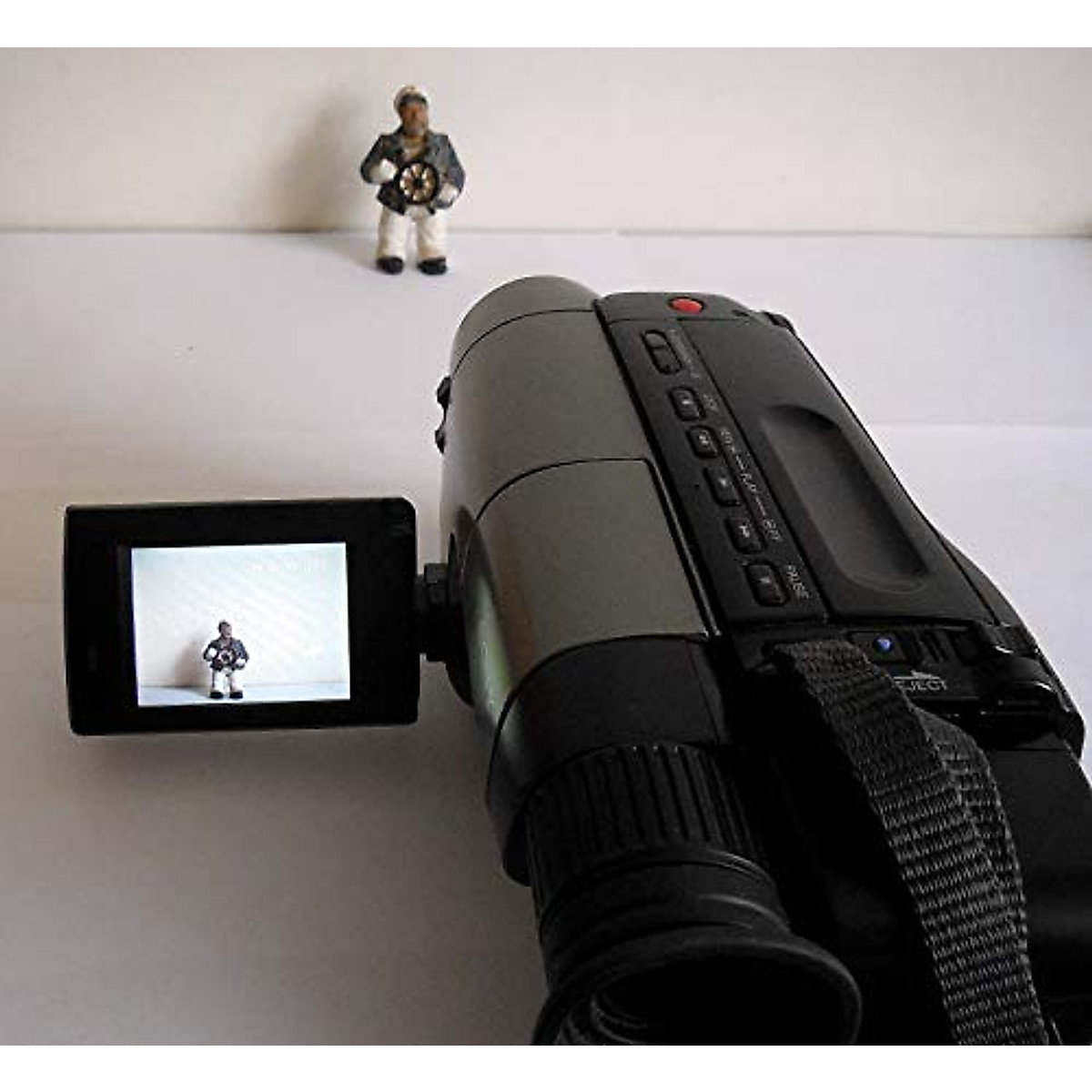 Sony CCD-TRV11 8mm Handheld Camcorder Bundle w Remote Control/Power Supply and A/V Cables