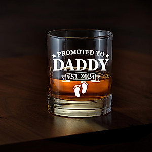 AGMDESIGN Promoted To Daddy 2024 Whiskey Glass, Funny Birthday Gifts for Him, Husband, Dad, Stepdad, Grandfather, New Dads Whiskey Glass Gift, Father's Day, Birthday Gift, Pregnancy Announcement