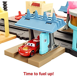 Mattel Disney and Pixar Cars On The Road Playset with 2 Toy Vehicles & Light-Up Countdown, Includes Lightning McQueen & Mater Truck
