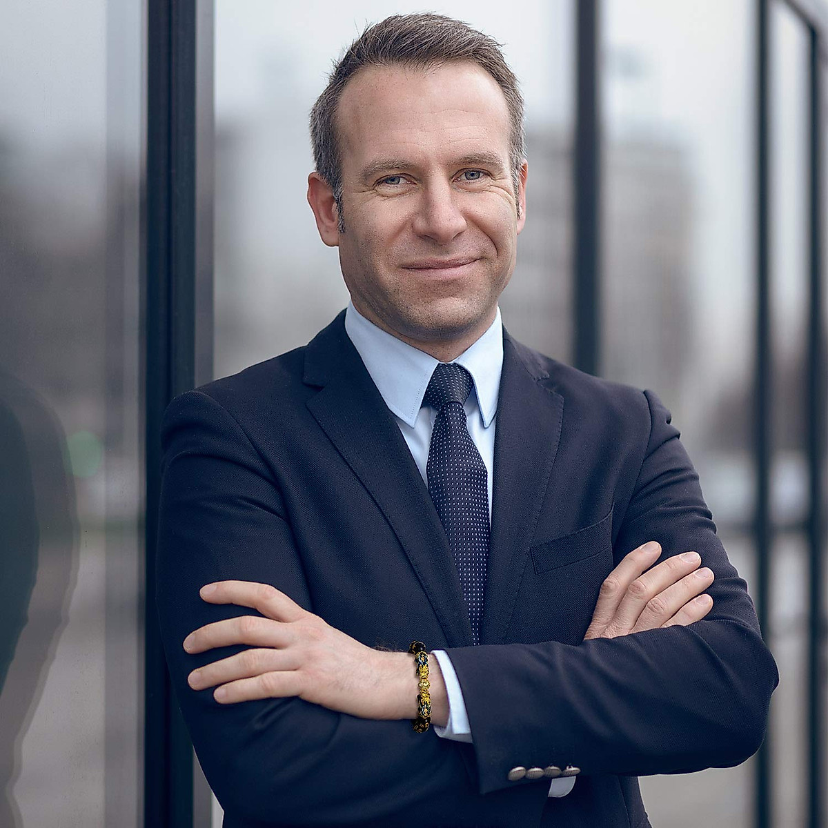 2 Pieces 12 mm Feng Shui Bead Bracelet Chinese Bracelet with Hand Carved Black Amulet Bead Bracelet Pi Xiu for Attracting Wealth and Good Luck for Women Men (Two Thermochromism One Gold)