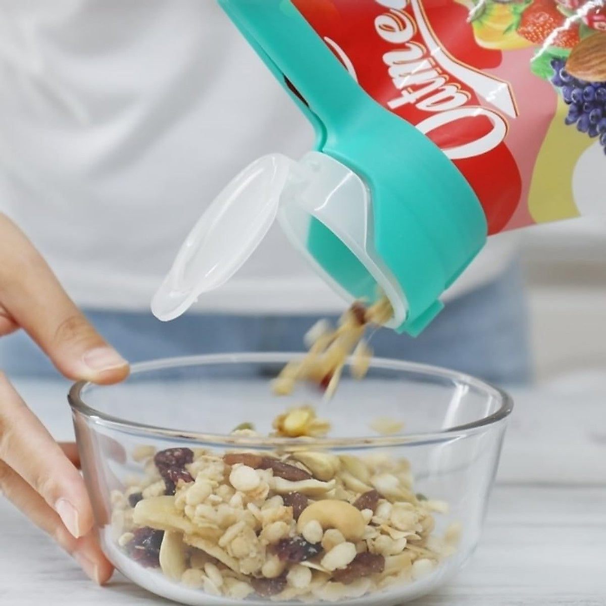 Bag Clips with Pour Spout, Bag Spout Clip, Seal and Pour Bag Clip, Food Bag Clips with Pour Spouts, Snack Clips That Pour, Food Storage Sealing Clips with Pour Spouts (4Pcs)