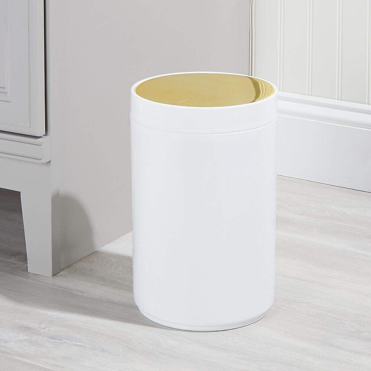 mDesign Small Round Plastic Trash Can Wastebasket, Garbage Container Bin with Swing Top Lid - for Bathrooms, Kitchens, Home Offices - 1.3 Gallon/5 Liter - White/Gold