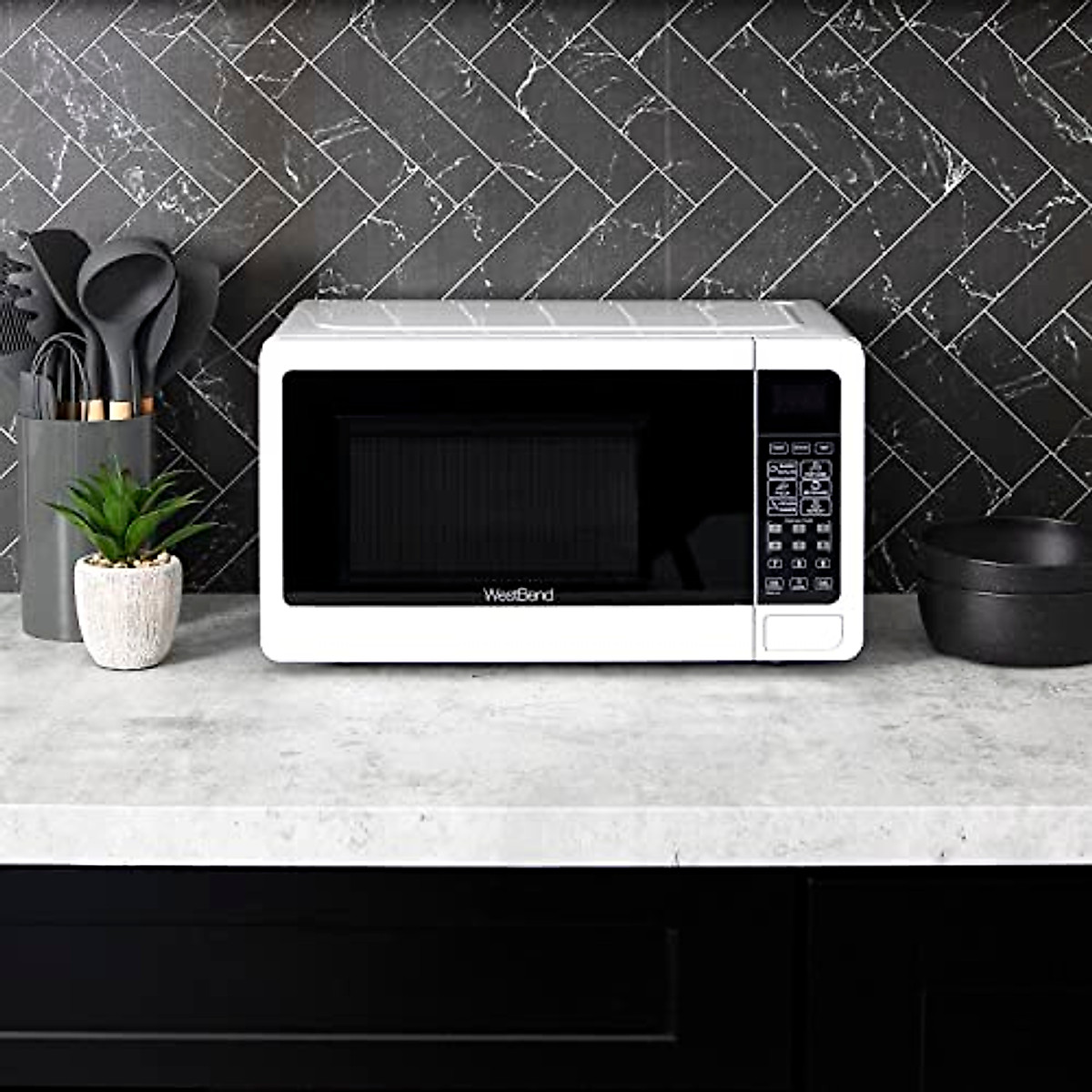 West Bend WBMW71W Microwave Oven 700-Watts Compact with 6 Pre Cooking Settings, Speed Defrost, Electronic Control Panel and Glass Turntable, White