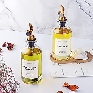 GIXSEGIE Olive Oil Dispenser Bottle with Bamboo Tray, w.Metal Pour Spout, Coffee Syrup Dispenser, Olive Oil Cruet Cooking Oil Dispenser for Kitchen