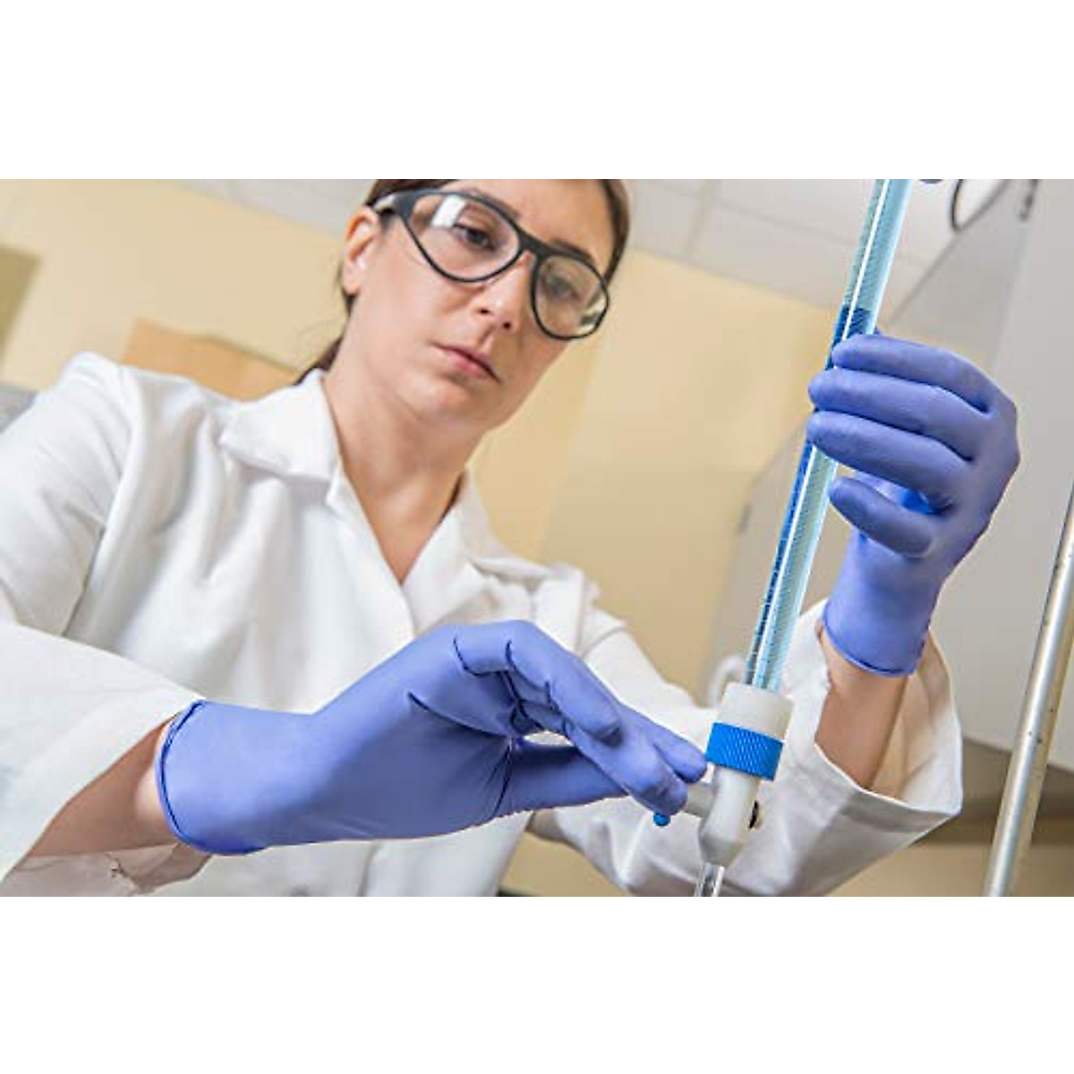 Microflex SU-690 Disposable Nitrile Gloves, Latex-Free, Powder-Free Glove for Cleaning, Mechanics, Automotive, Industrial, or Medical applications, Violet, Size Medium, Box of 100 Units