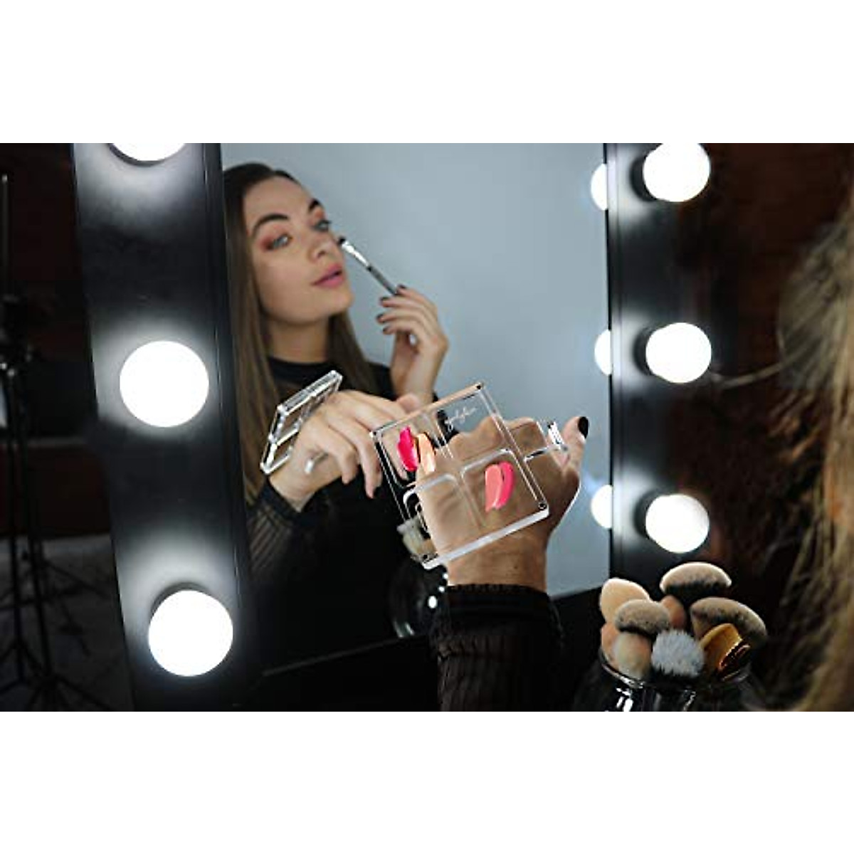 Hand Makeup Mixing Palette Makeup Lovers have been Searching for, with Lid, Great when applying makeup to others too, bye-bye Makeup Stains! 5 groves