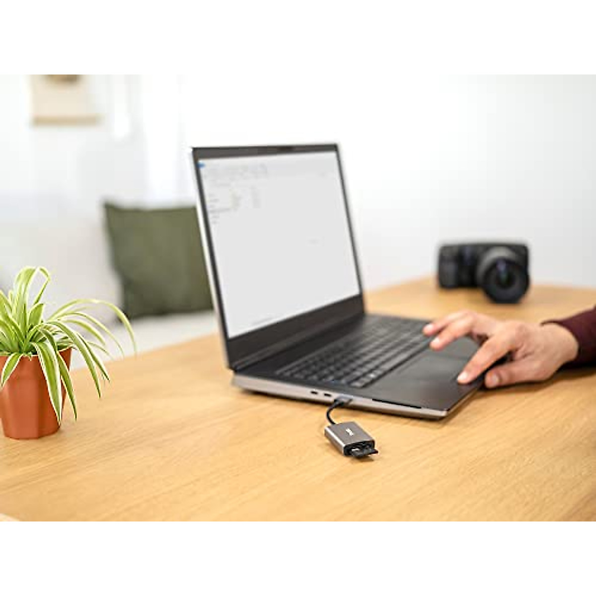 Trust Dalyx Fast USB Cardreader, Fast USB 3.2 Gen 1 with USB-A Connector, 104 MB/s with Compatible UHS-I Cards, (Micro) SD, SDHC and SDXC up to 2 TB, MacBook, PC, Laptop, Chromebook