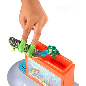 Hot Wheels Skate Aquarium Skatepark Playset Designed with Tony Hawk, Includes Tony Hawk Fingerboard & 1 Pair of Removable Skate Shoes
