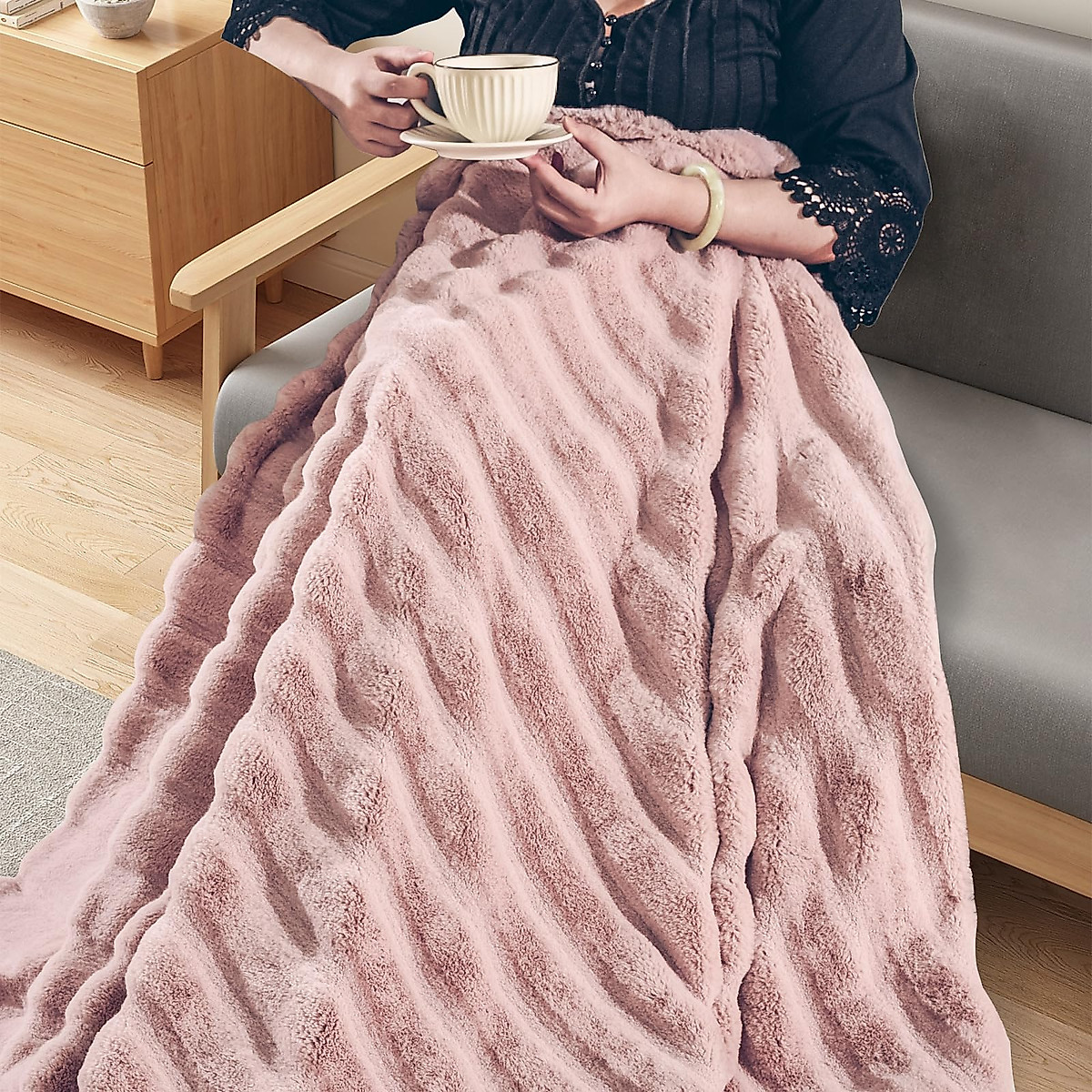 NEXHOME PRO Faux Fur Throw Blanket Pink, Luxury Soft Decorative Cozy Plush Long Shaggy Fluffy Blanket for Sofa Couch Bed Living Room, Reversible Puffy Thick Warm Blanket for Winter, 50"X60"
