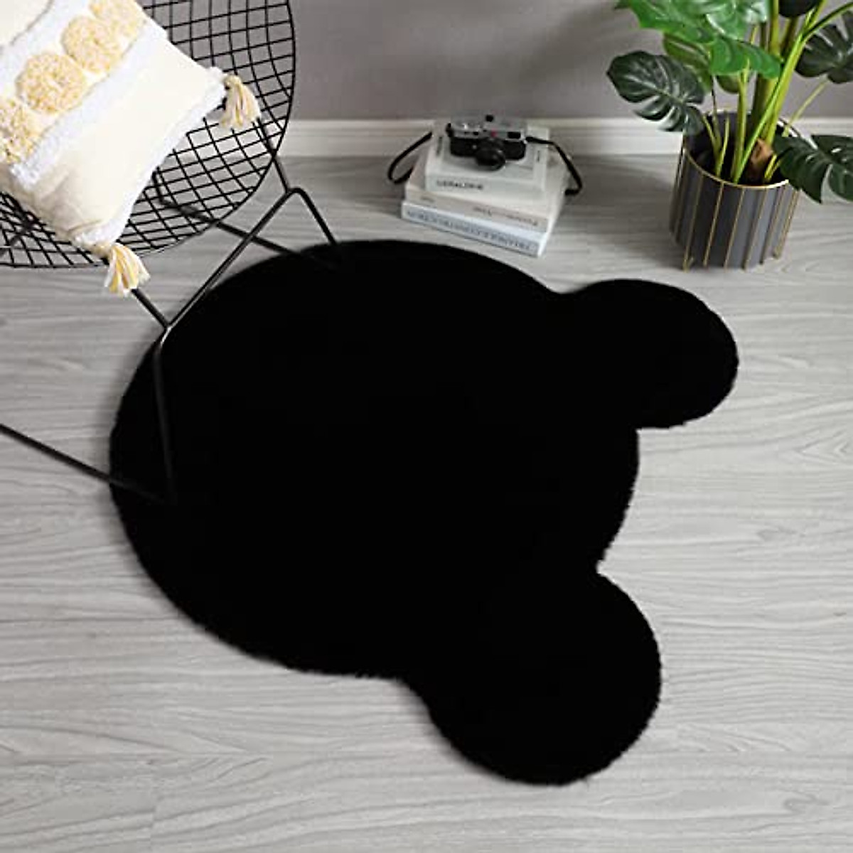 TNNOLA Bear Shaped Rug 4 x 4 Feet Faux Fur Rugs for Bedroom Aesthetic Soft Fluffy Faux Rabbit Fur Rug Fuzzy Carpet for Nursery Kids Teen Girls Room Home Decor