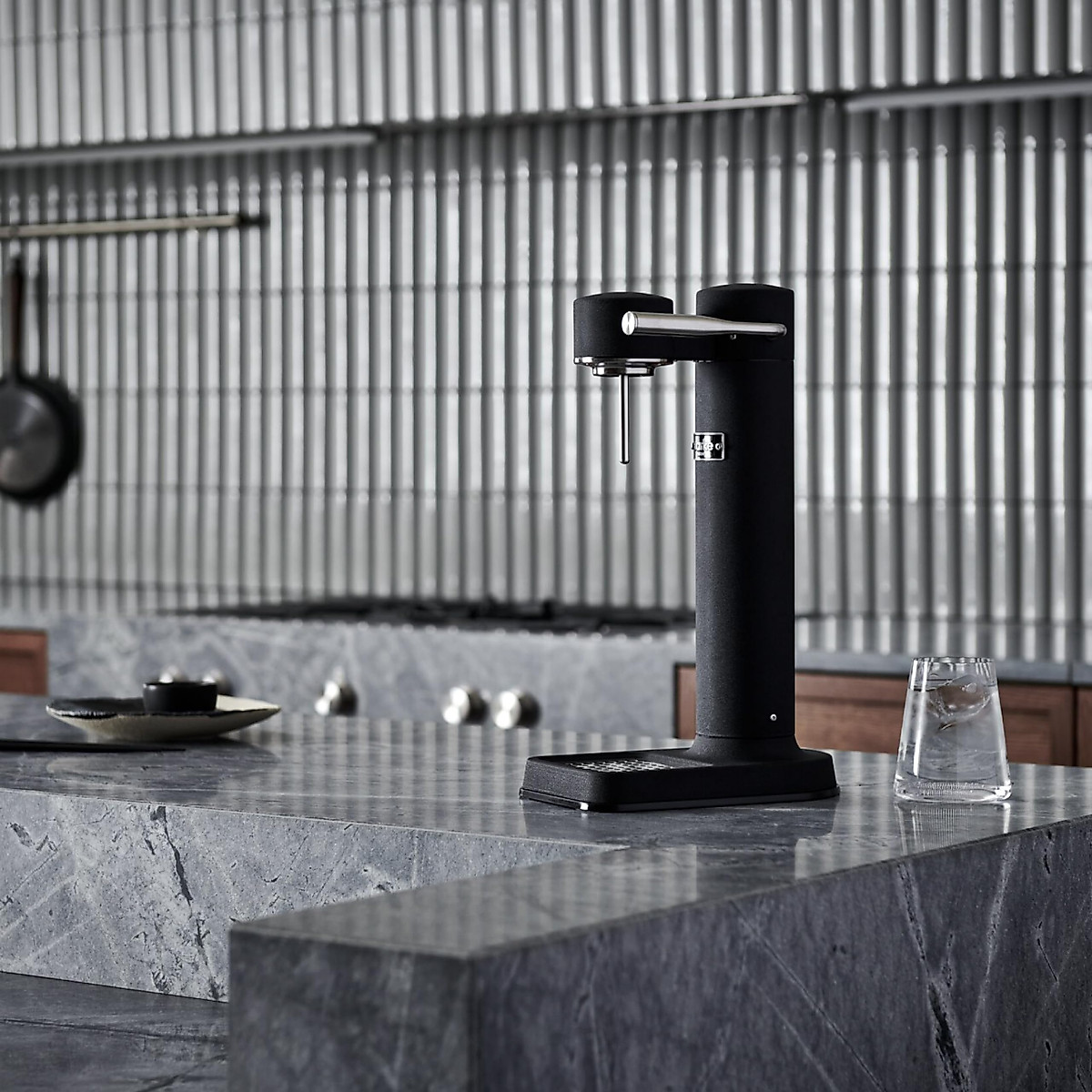 aarke Carbonator lll with CO2 Cylinder, Sparkling & Carbonation Water Machine, Stainless Steel with PET BPA-Free Reusable Bottle Volume 800 mL (Matte Black)