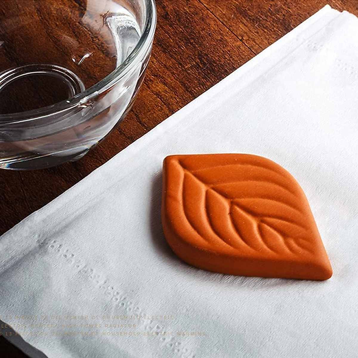 Junfamilee 1 Pc Brown Sugar Keeper Saver for Keeping Moist Fresh Reusable Leaf Clay Keep Conditioning Humidity Kitchen Gadgets Storage Containers Sets Food Containers（52 * 35mm）