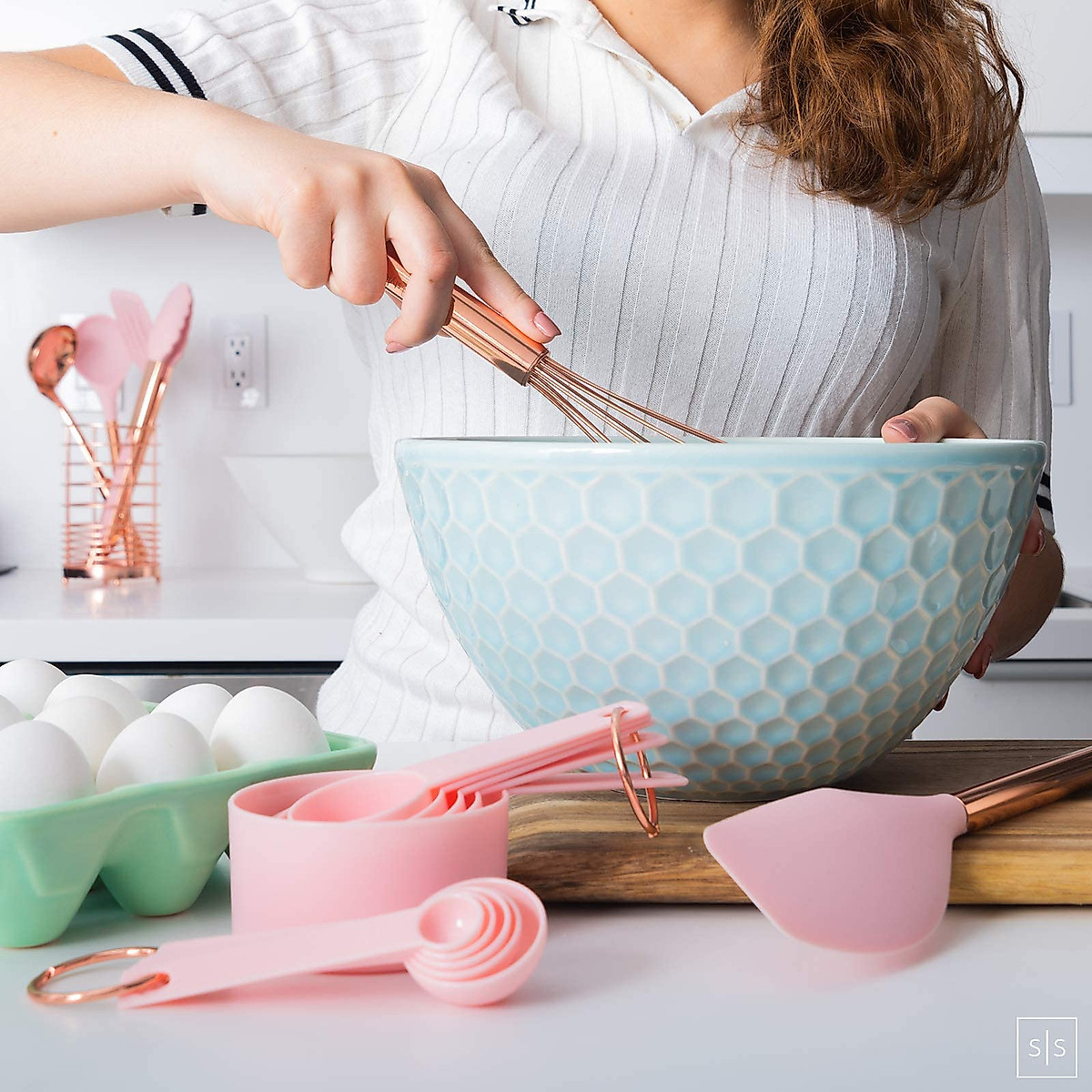 Copper and Pink Kitchen Utensils Set - 17-Piece Silicone Cooking Tools with Copper Utensil Holder and Pink Measuring Cups and Spoons for Baking and Everyday Cooking - Stylish Kitchen Accessories