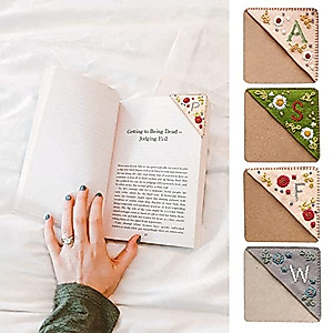 Lifemaison Personalized Hand Embroidered Corner Bookmark 26 Letters Felt Triangle Corner Page Bookmark Handmade Stitched Book Marker Cute Flower Bookmarks for Book Reading Lovers Meaningful Gift