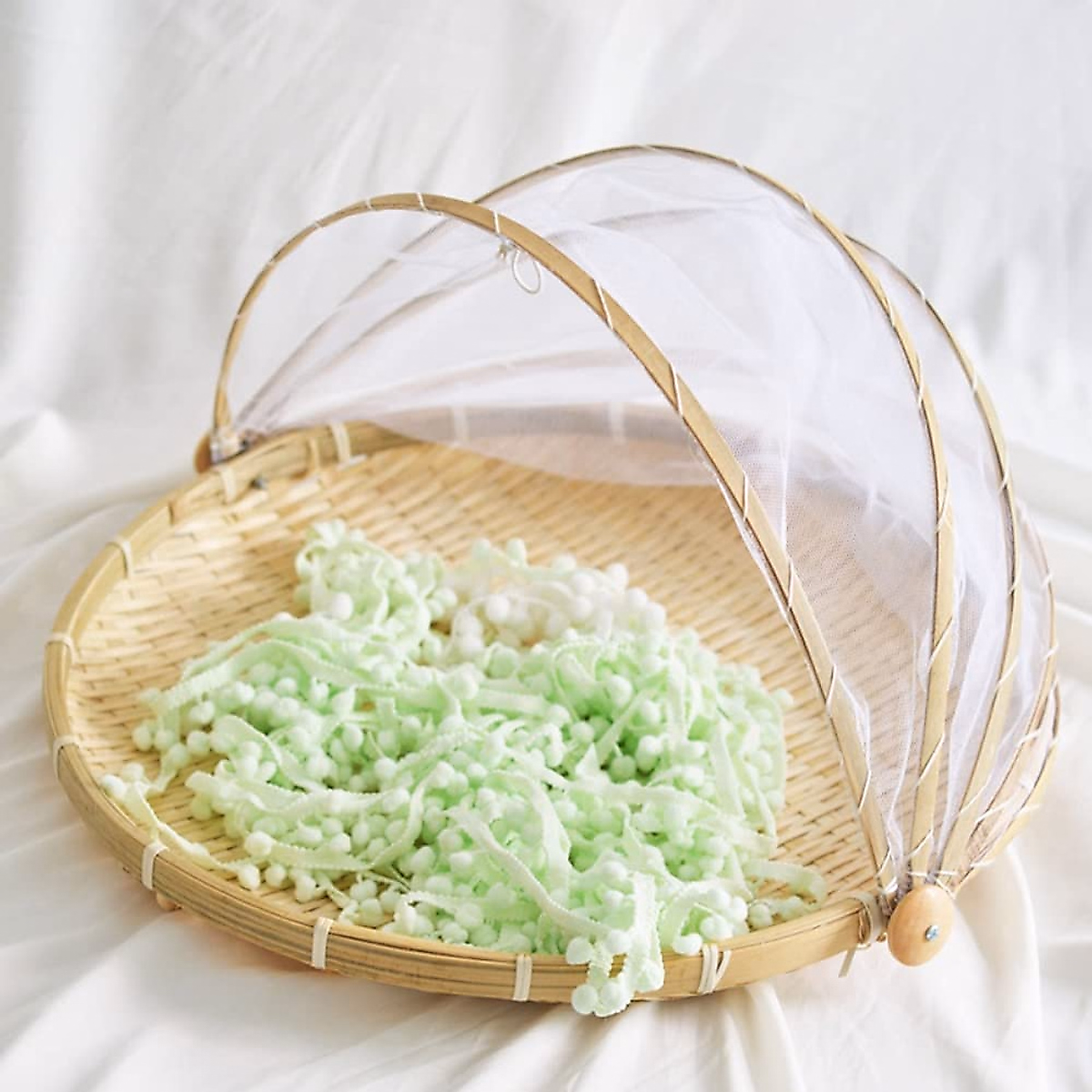 Food Serving Tent Basket Hand-Woven Dustproof Round Picnic Basket Covered Bamboo Food Tent Vegetable Fruits Meals Storage Container with Gauze Cover