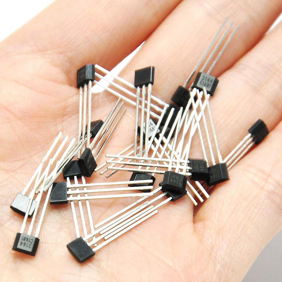 Gikfun A3144/OH3144/AH3144E Hall Effect Sensor Magnetic Detector for Arduino (Pack of 20pcs) EK1325