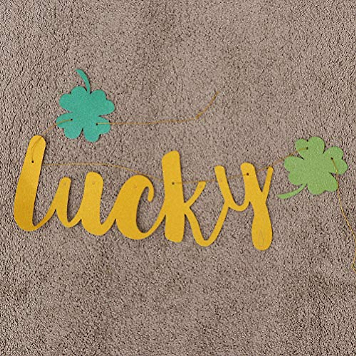 PRETYZOOM 2pcs St. Patricks Day Banners Shamrock Clover Banner Lucky in Love Irish Shamrock Banners Garland St. Patricks Day Decorations for St. Patricks Day Party Use