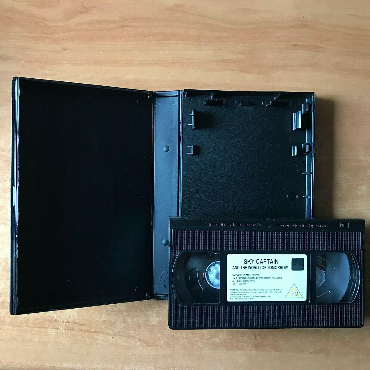 Sky Captain And The World Of Tomorrow: Sci-Fi Action [Large Box] Rental - VHS