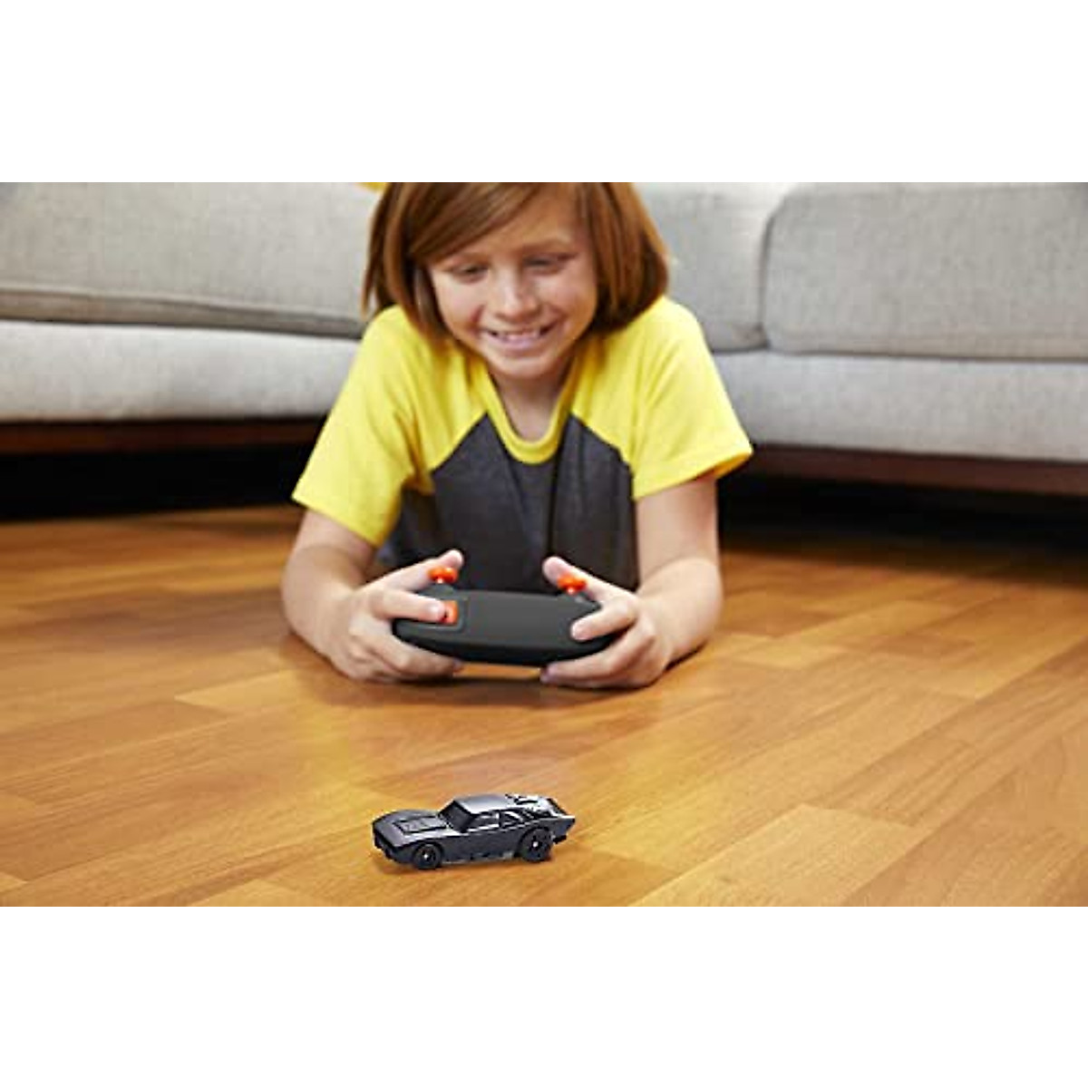 Hot Wheels RC 1:64 Scale The Batman Batmobile, Remote-Controlled Vehicle from The Movie, USB Rechargeable Controller, On or Off Track Racing, Gift for Fans of Cars & Comics & Kids 5 Years Old & Up