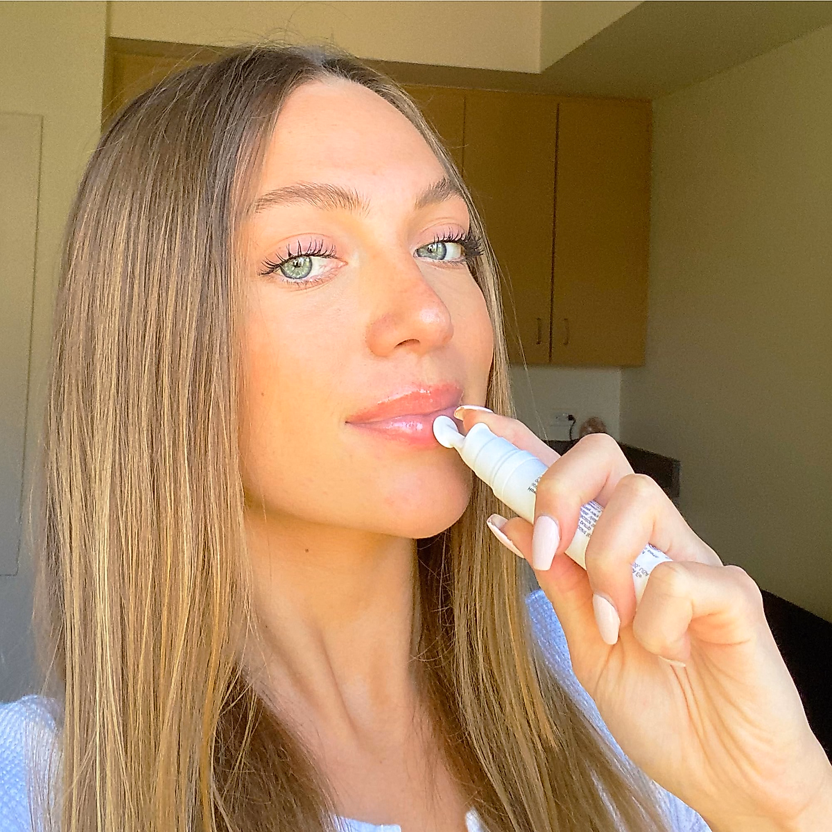 DERMA E Ultra Hydrating Lip Plumping Treatment – Advanced Lip Plumper for Enhanced Fullness and Natural Color – Lip Moisturizer with Hyaluronic Acid, Cinnamon and Jojoba Oil, 0.34 Fl Oz