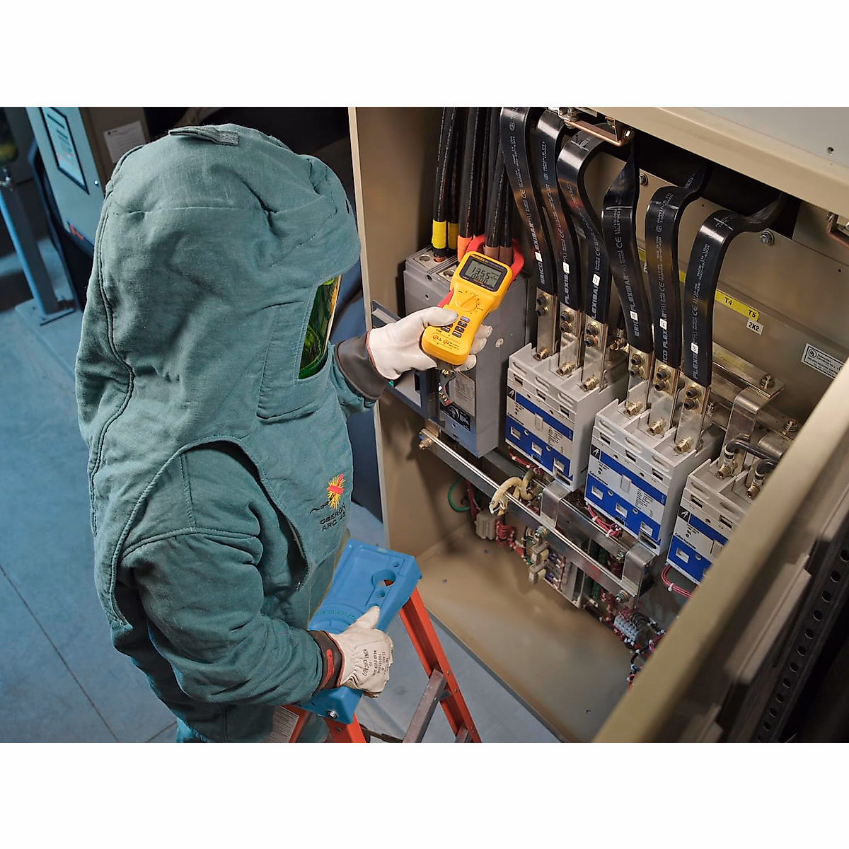 Fluke 355 True RMS Clamp-Meter, 2,000A AC/DC, Conductors to 58mm, Voltage, Frequency, and Resistance Measurement