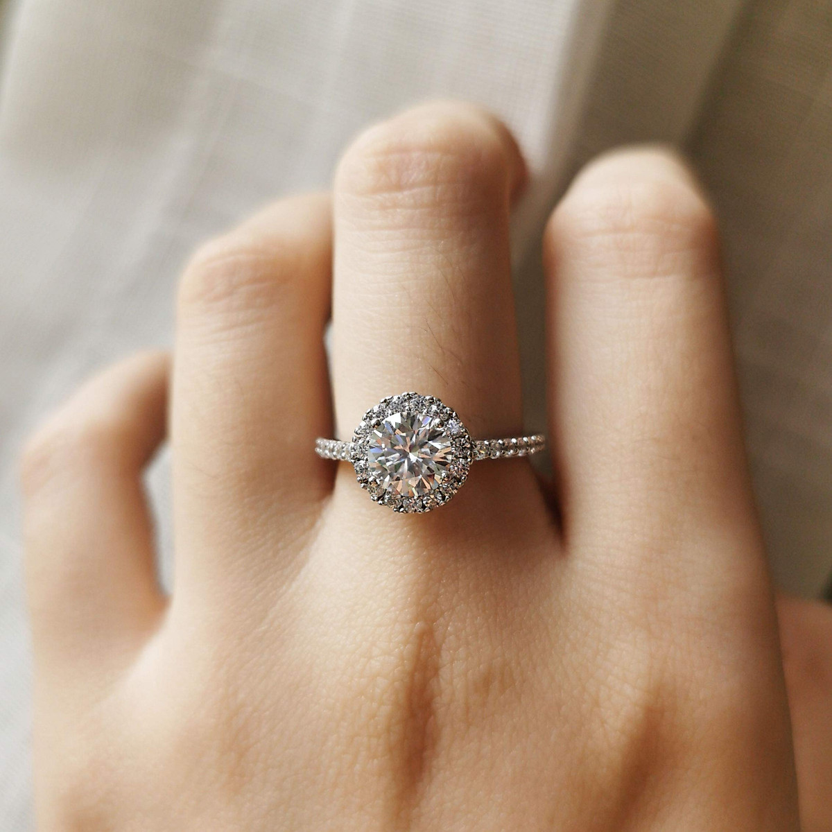 Michooyel 1.0ct Moissanite Engagement Ring 925 Sterling Silver Diamond Wedding Bands Ring Surrounded D Color, VVS Clarity Moissanite Jewelry for Women