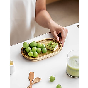 Elsjoy Set of 2 Acacia Wooden Serving Trays, Natural Wood Serving Platters Set with Lip, Oval Charcuterie Plates Board Rustic Long Bread Fruit Dishes for Kitchen Decor, 14"x7" and 11"x5.5"